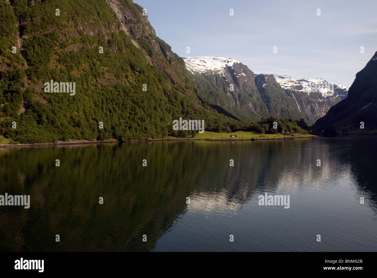 Ferry fjorlandsfiord flam gudvangen naerofjord hi-res stock photography ...