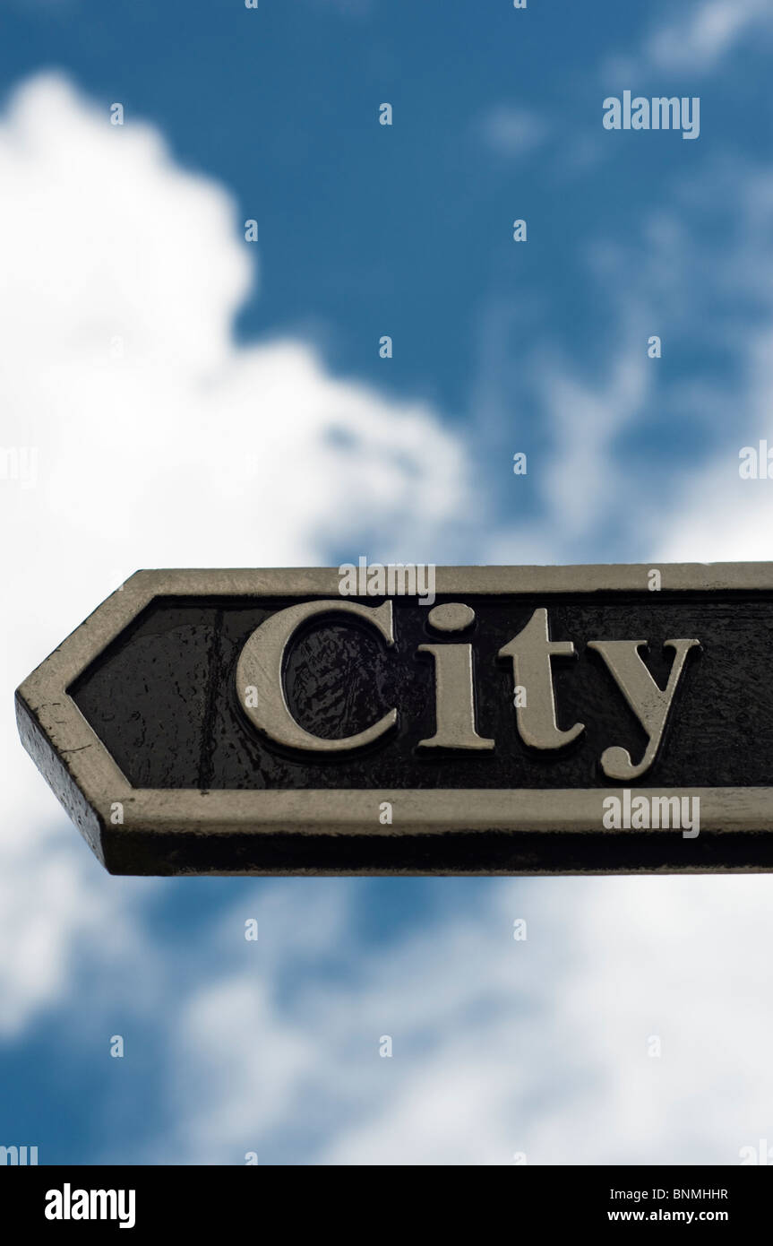 Sign post to the city centre Stock Photo - Alamy