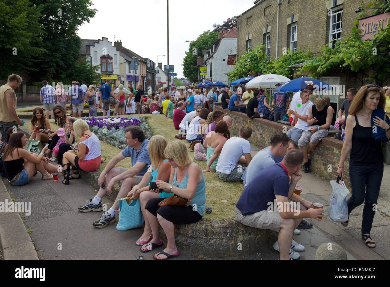 Crowd outside pub uk hi-res stock photography and images - Alamy