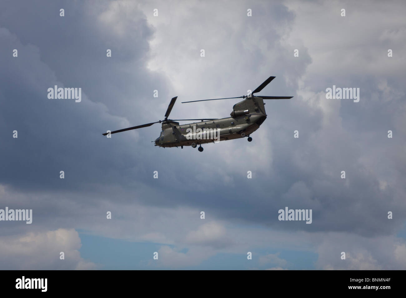 Boeing ch 47 chinook in flight hi-res stock photography and images - Alamy