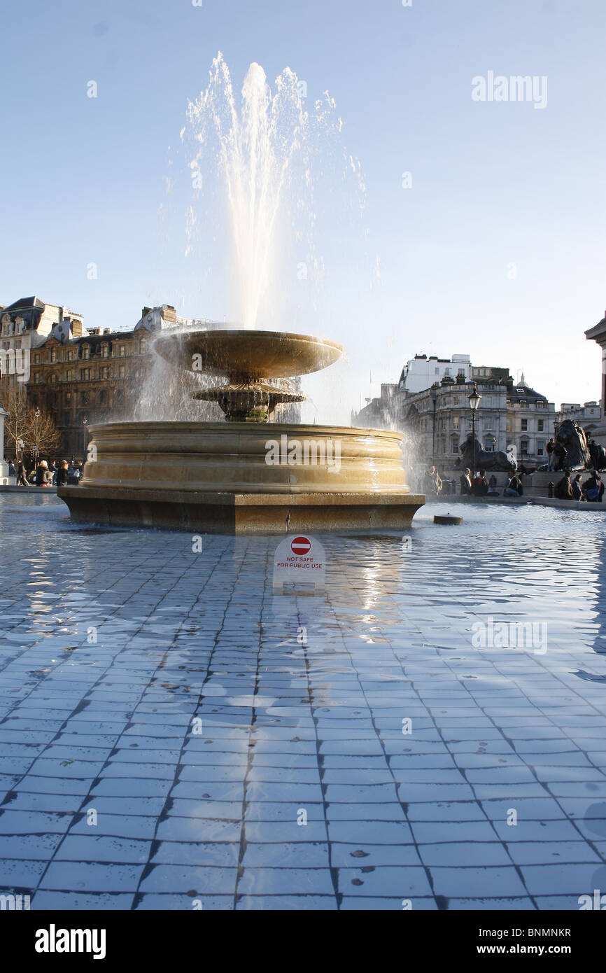 London water fountain hi-res stock photography and images - Alamy