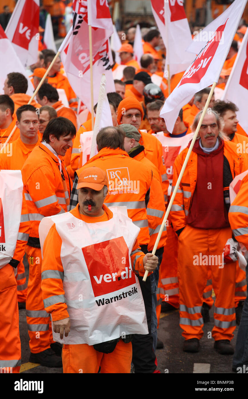 Garbagemen strike hi-res stock photography and images - Alamy