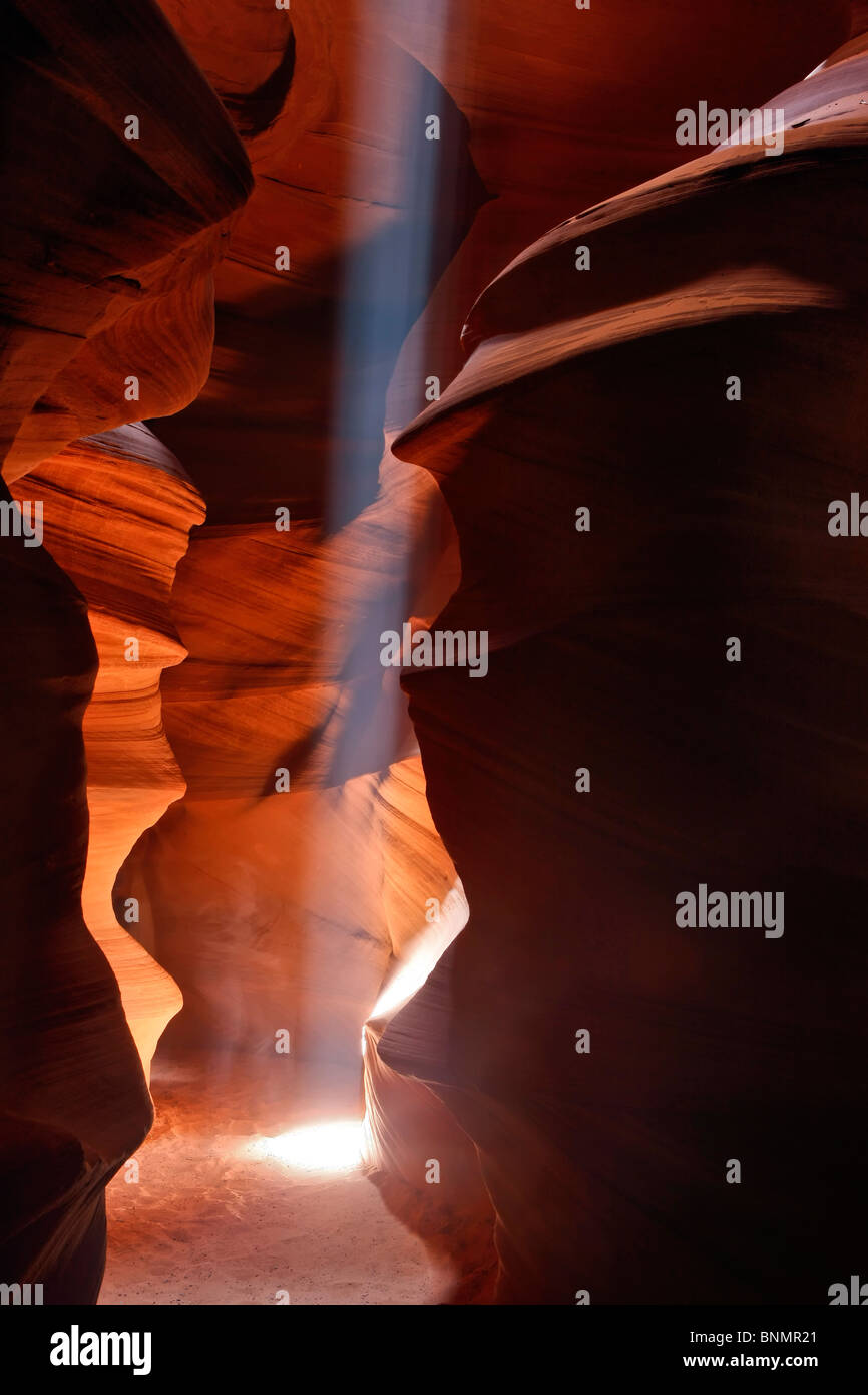 A single beam of light in Upper Antelope Canyon, Page, Arizona, USA ...