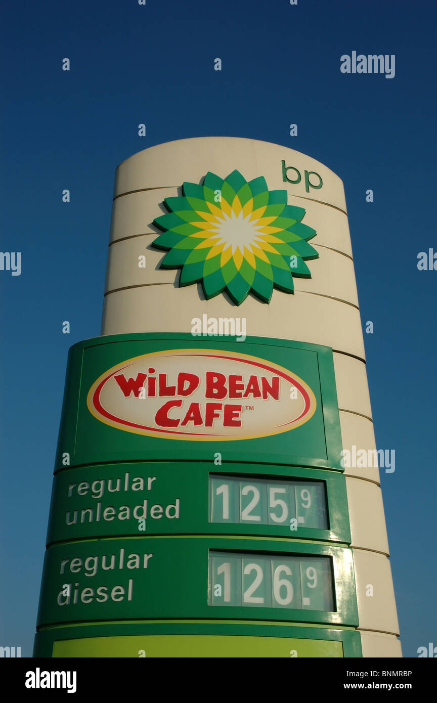 BP sign and logo, Watford Gap services on the M1 motorway ...