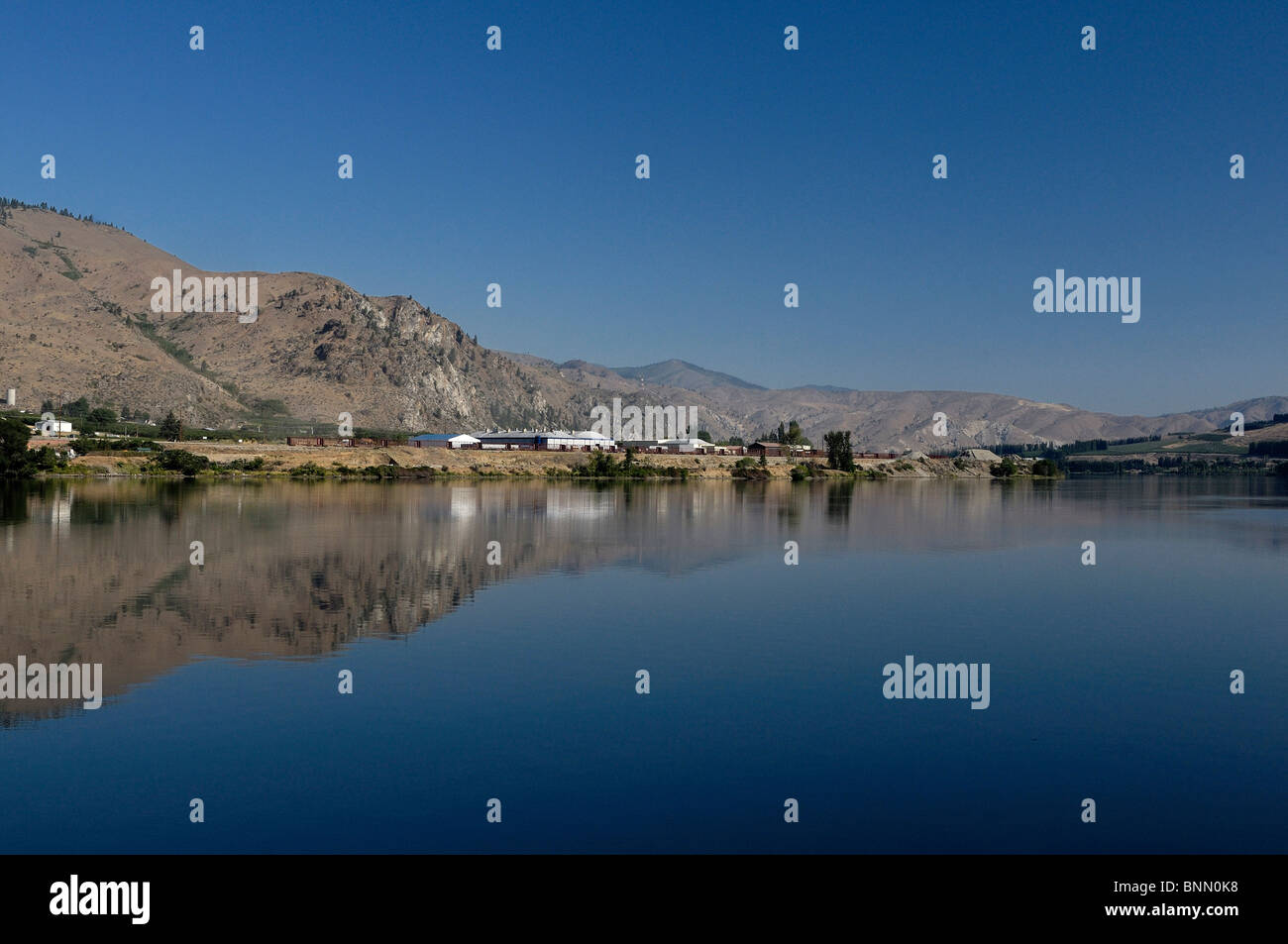 Houses Columbia River Entiat Washington USA lake hill Stock Photo - Alamy