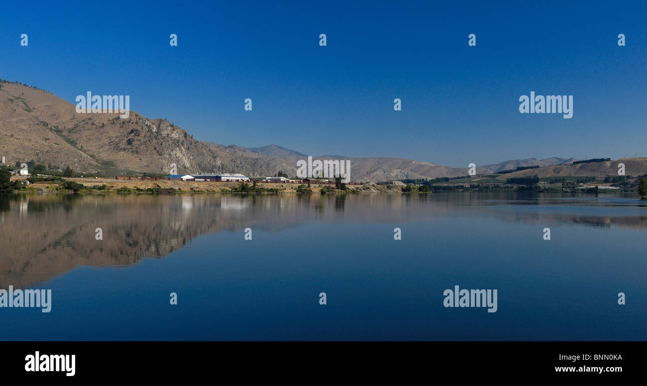 Houses Columbia River Entiat Washington USA lake hill Stock Photo - Alamy