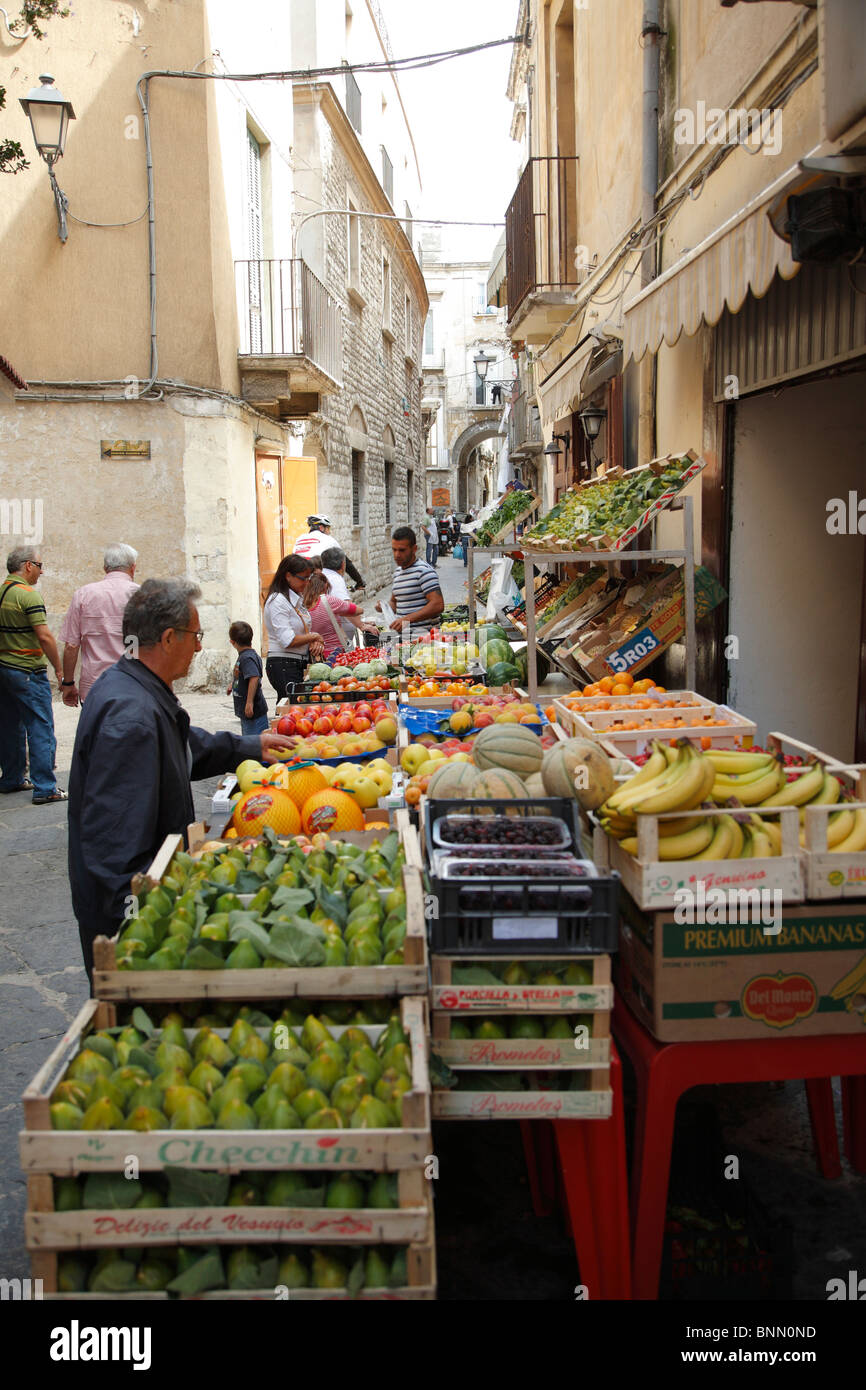 Tourist souvenir shop bari puglia hi-res stock photography and images ...