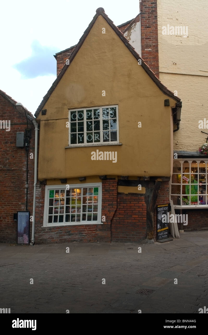 Medieval building hi-res stock photography and images - Alamy