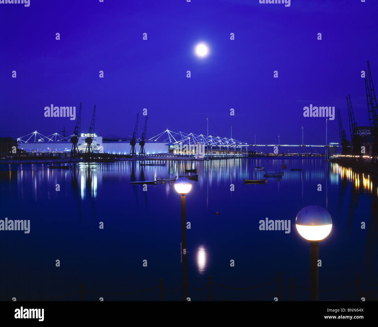 Riverscape building london hi-res stock photography and images - Alamy