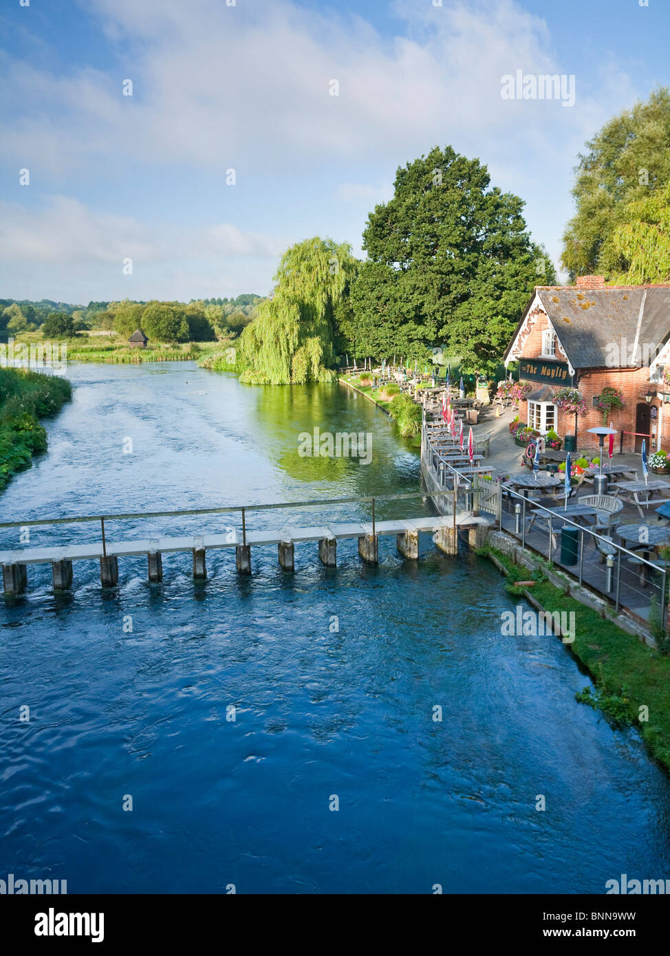Pub by the river hi-res stock photography and images - Alamy