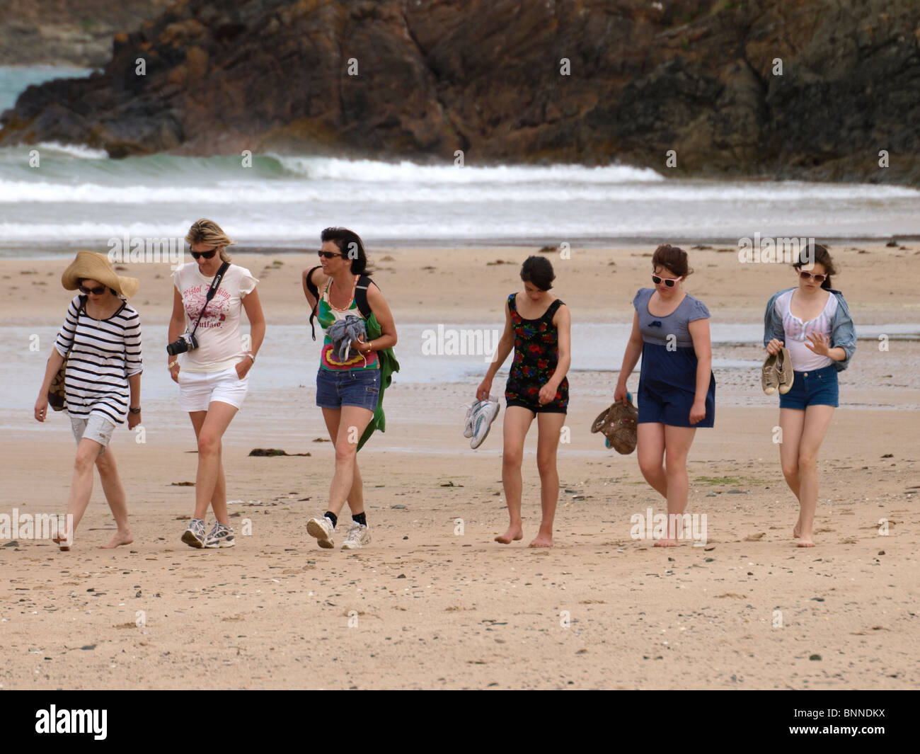 Women beach cornwall uk hi-res stock photography and images - Alamy