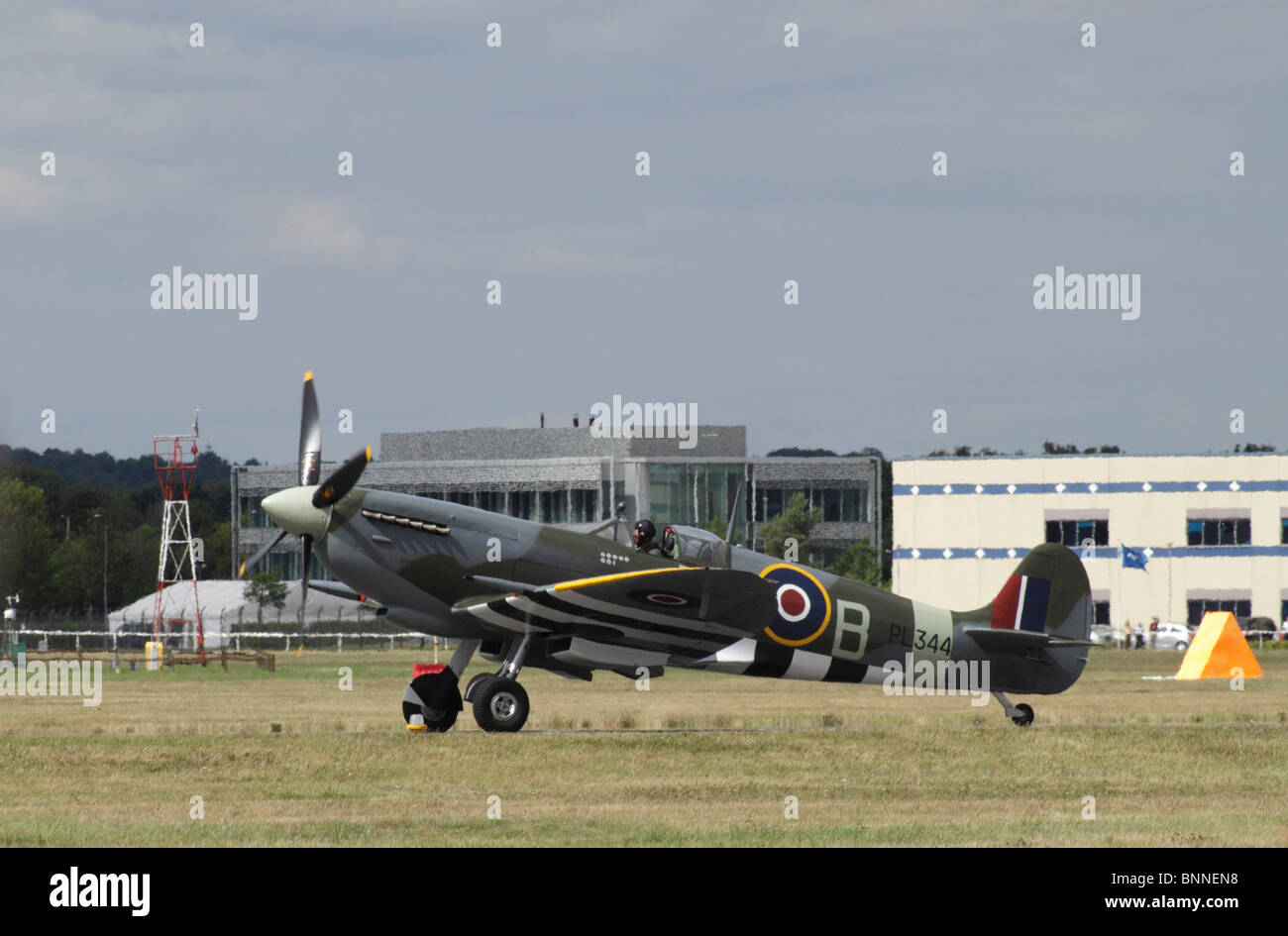 Spitfire take off hi-res stock photography and images - Alamy
