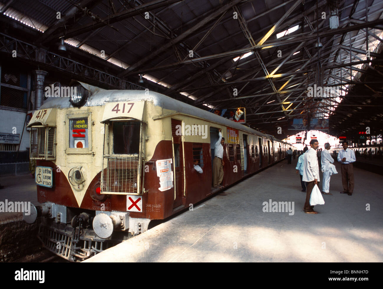 Victoria station platform hi-res stock photography and images - Alamy