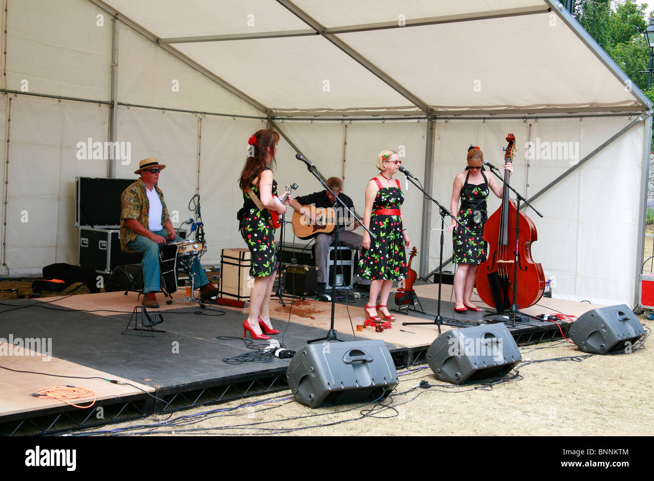 Singers outdoor hi-res stock photography and images - Alamy