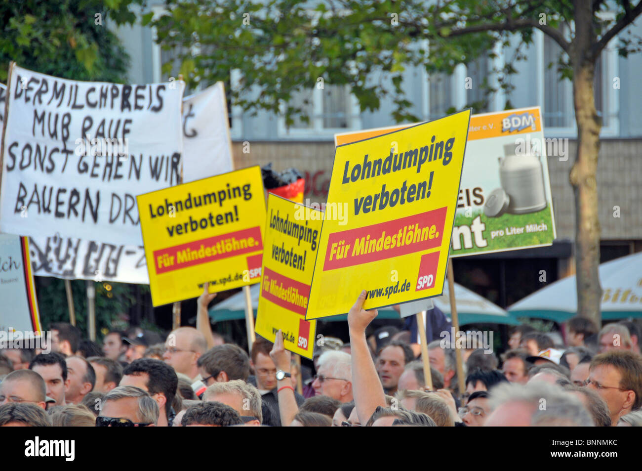 Labor dispute Germany Europe against wage dumping yellow signs ...