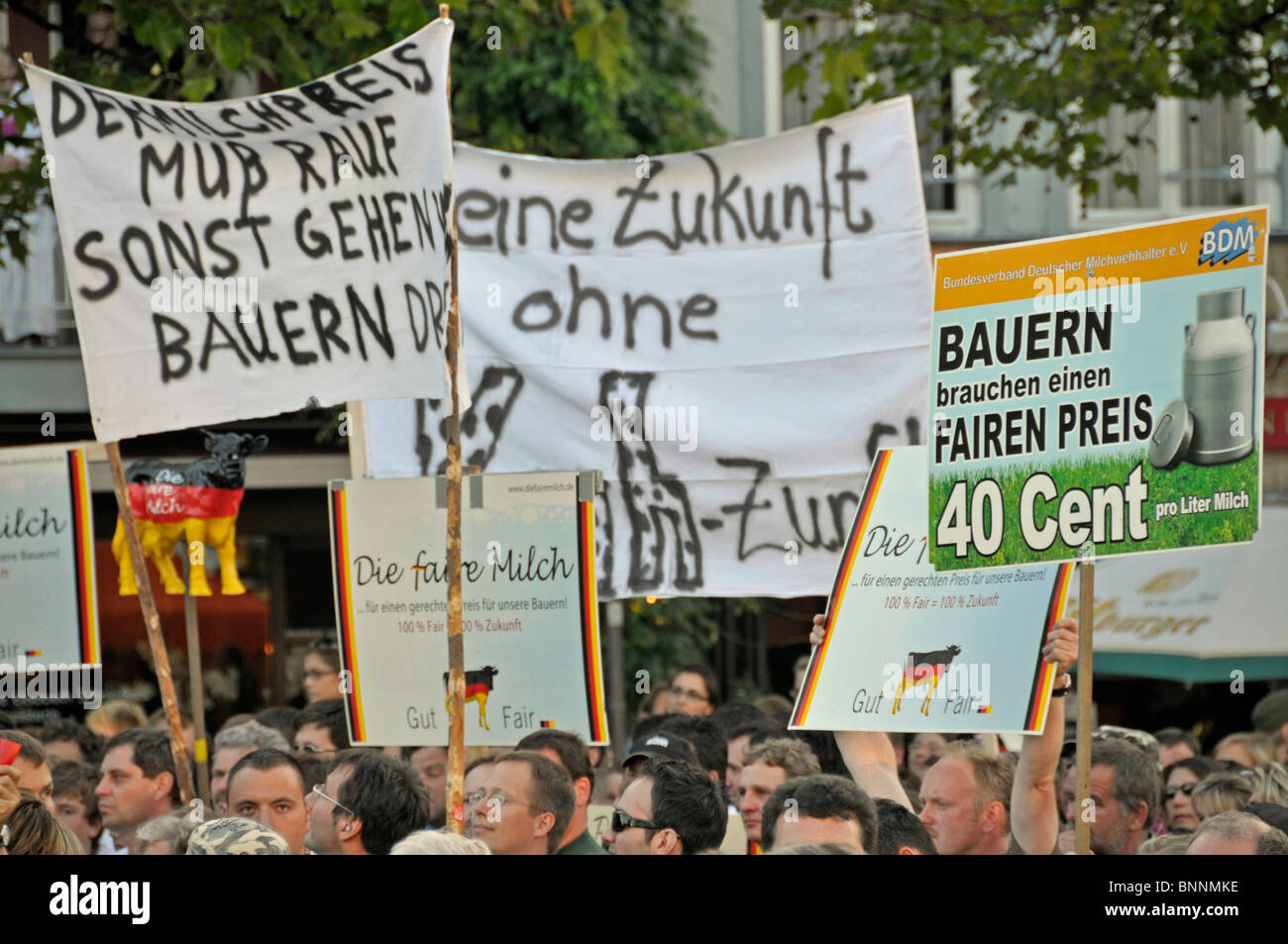 Labor dispute outside outdoor banner demo demonstrator demonstration ...