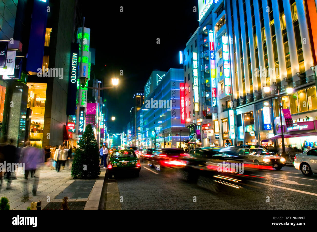 Busy Tokyo night scene Stock Photo - Alamy