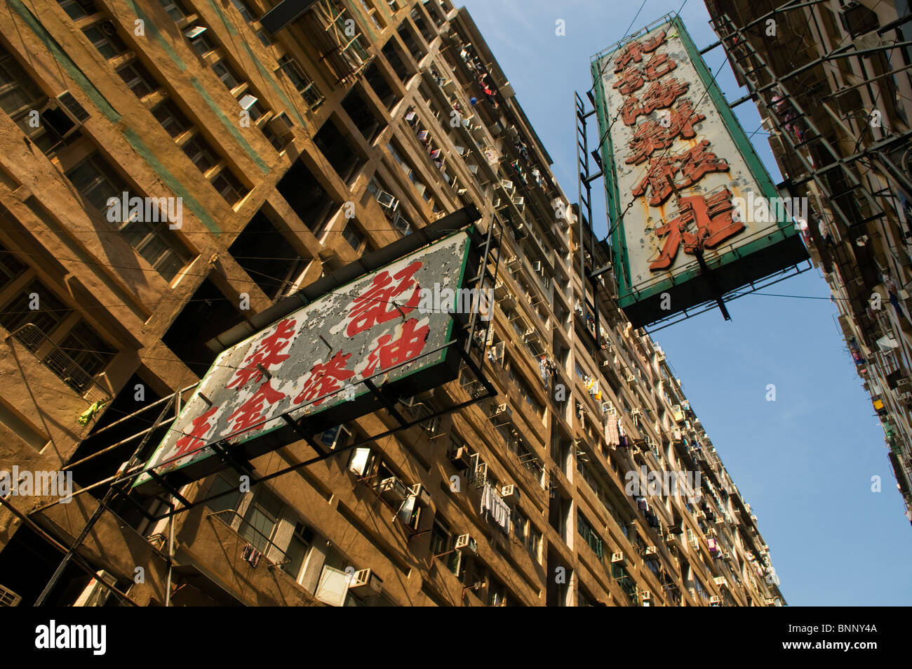 Old looking buildings hi-res stock photography and images - Alamy