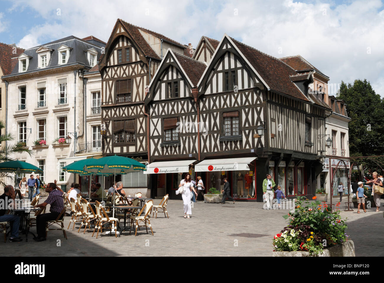 Cafe in ancient building hi-res stock photography and images - Alamy
