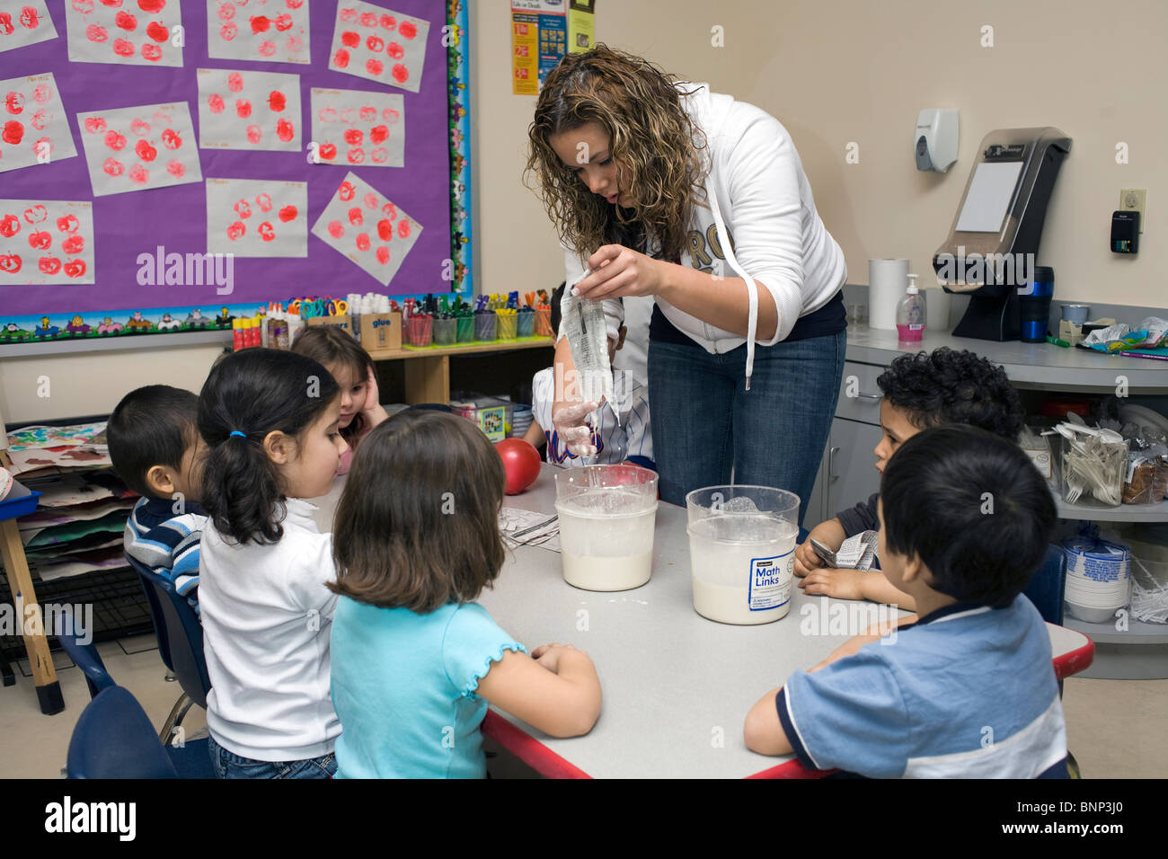 School kids in classroom hi-res stock photography and images - Alamy