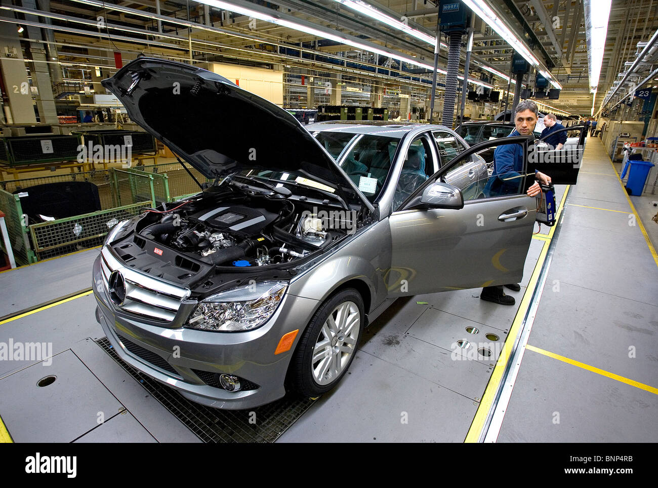 Mercedes benz assembly line hi-res stock photography and images - Alamy