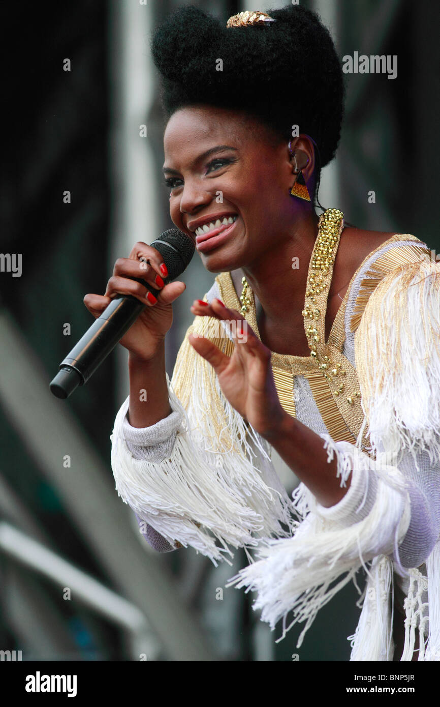 Singer bassist shingai shoniwa hi-res stock photography and images - Alamy