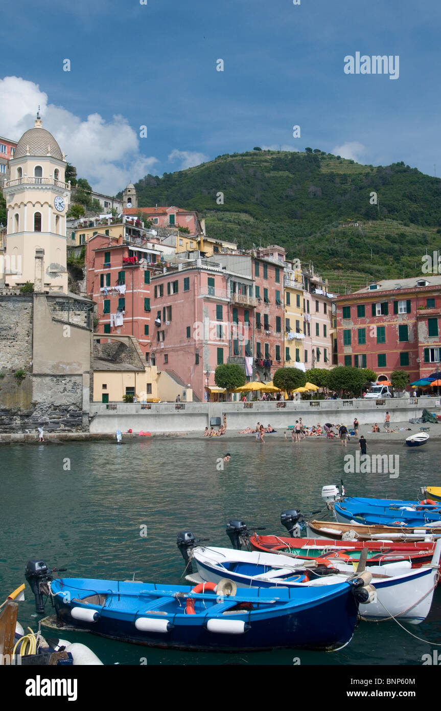 Vernazza harbour hi-res stock photography and images - Alamy