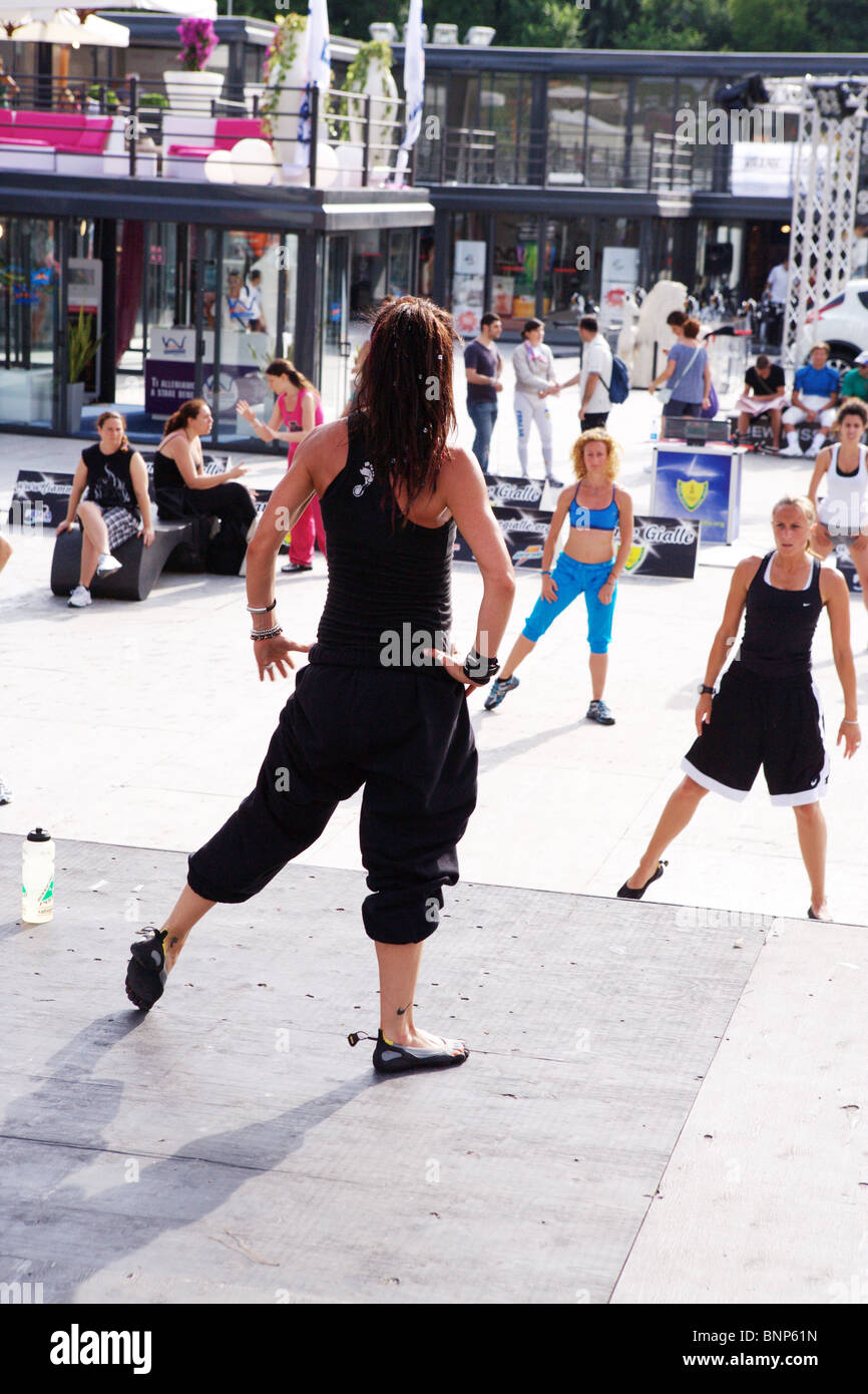 Fitness aerobics gym class outdoor woman body day Stock Photo - Alamy