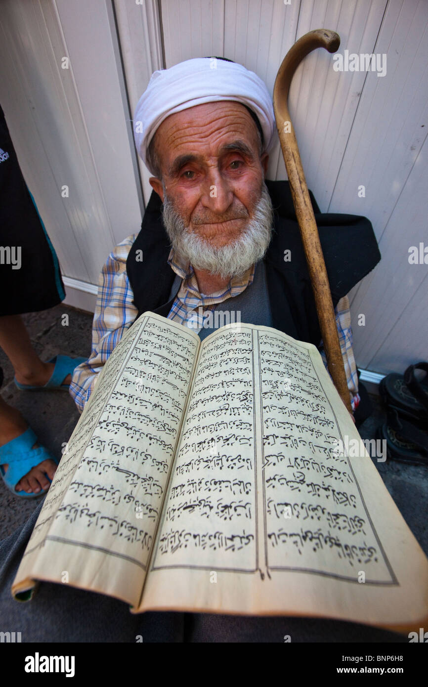 Old man praying in Hazreti Suleyman Mosque in Diyarbakir, Turkey Stock ...