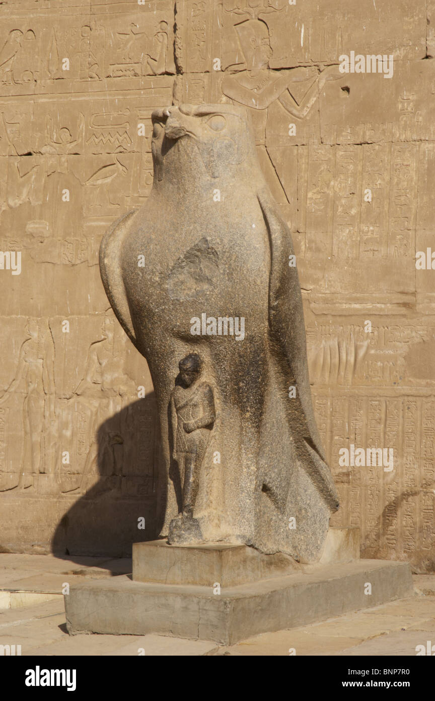 Statue of Horus. Temple of Horus. Edfu. Egypt Stock Photo - Alamy