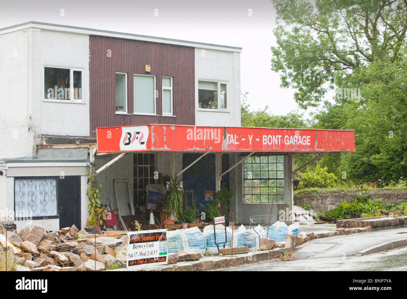 An old run down garage in Dolgarrog, North Wales Stock Photo - Alamy