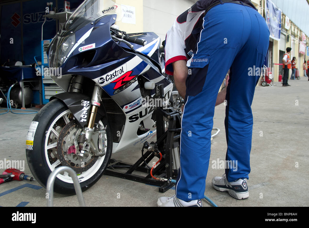 Motor racing pit lane hi-res stock photography and images - Alamy