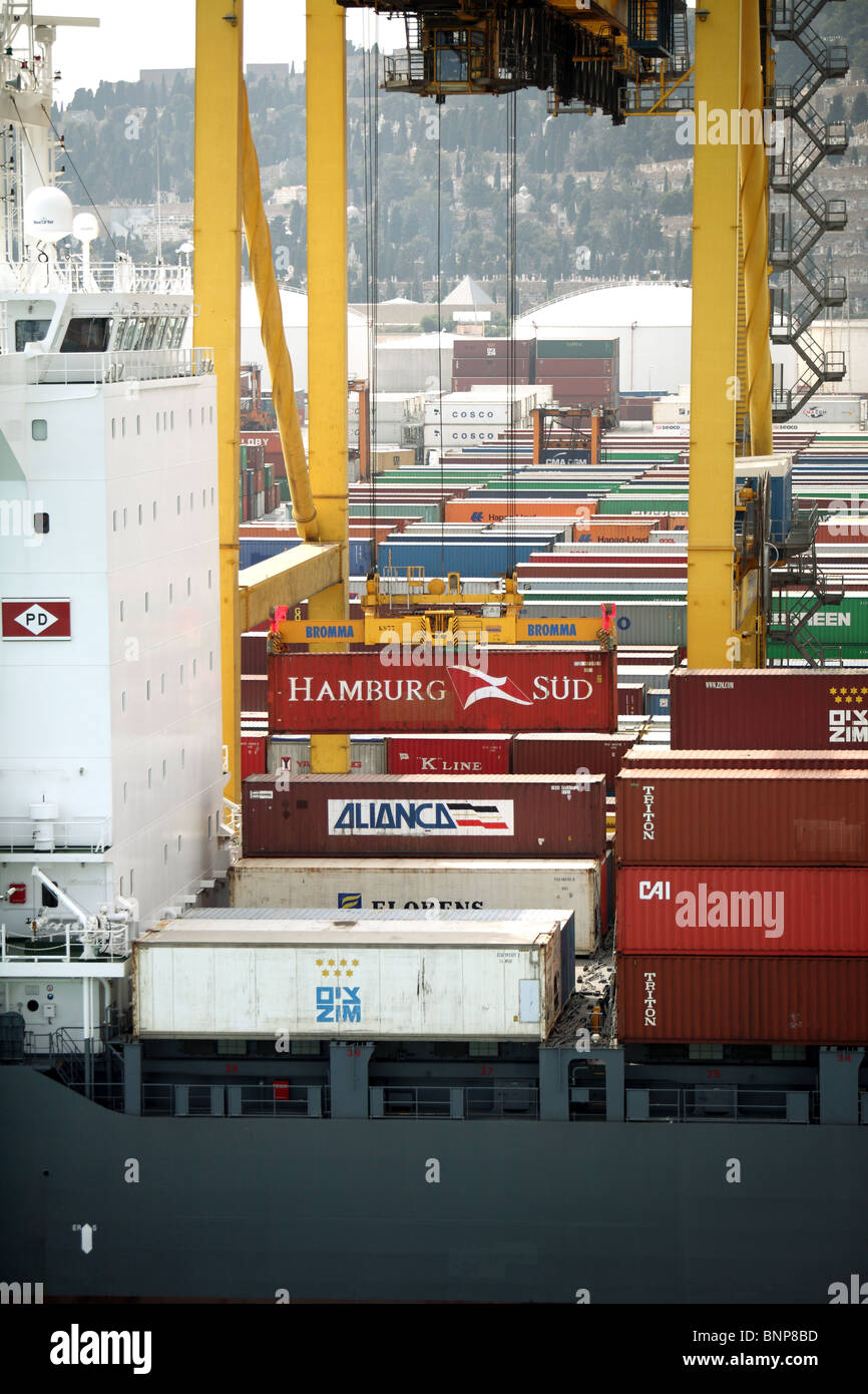 Shipping containers lifted off ship hi-res stock photography and images ...