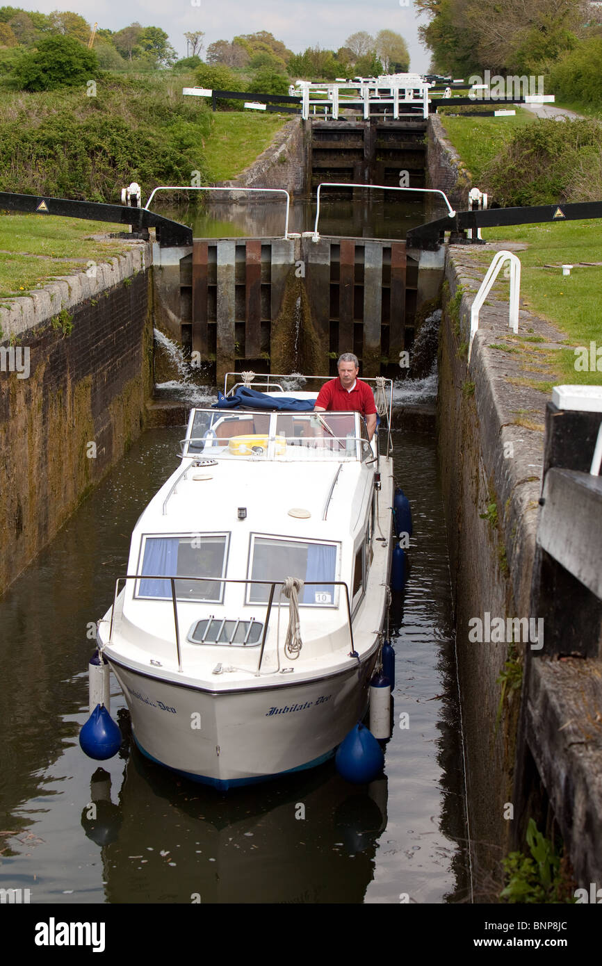 manoeuvring holiday launch through Caen locks system. Kennet and Avon ...