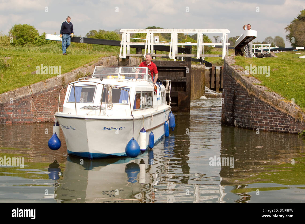 manoeuvring holiday launch through Caen locks system. Kennet and Avon ...