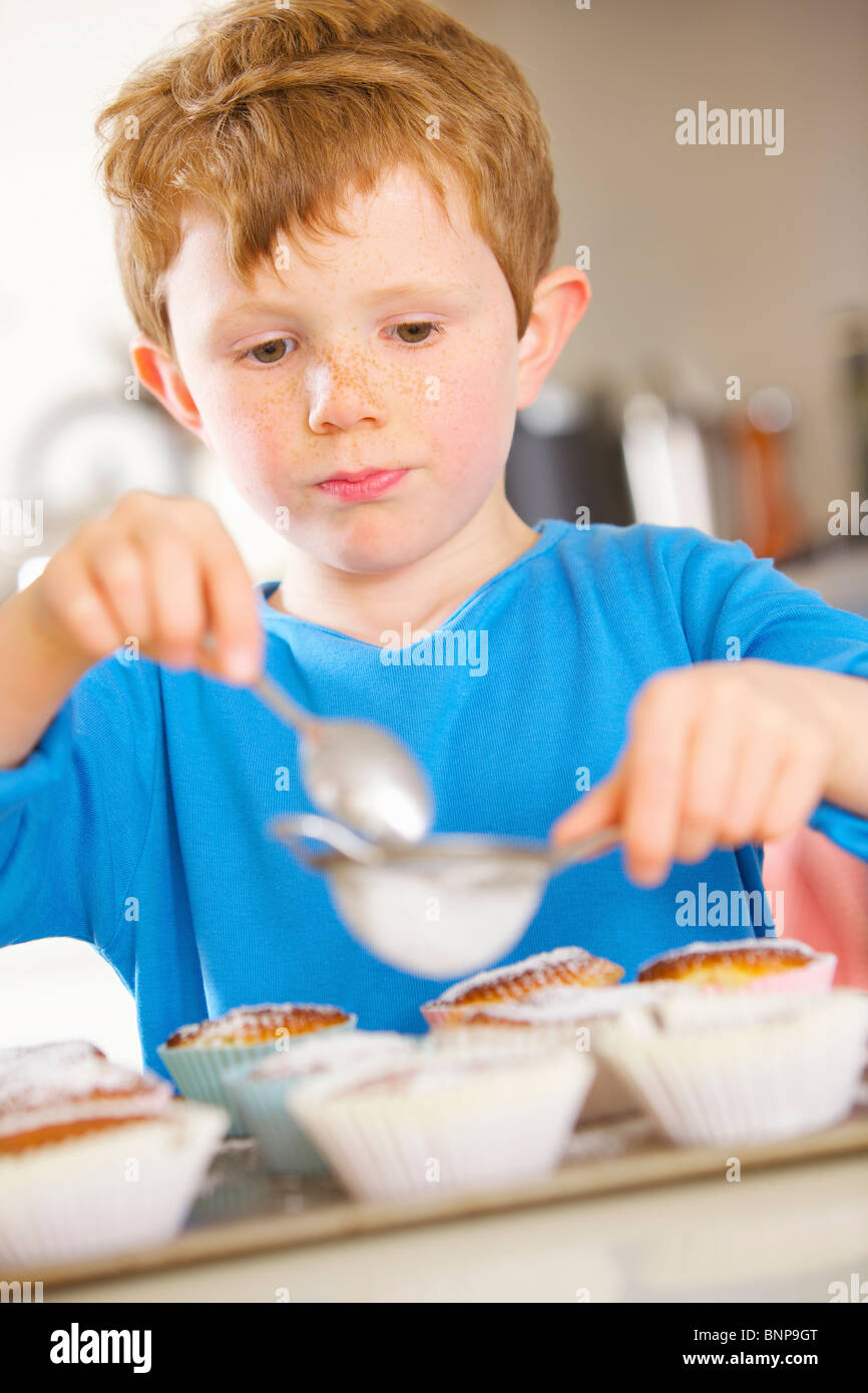Icing sugar cake sieving hi-res stock photography and images - Alamy