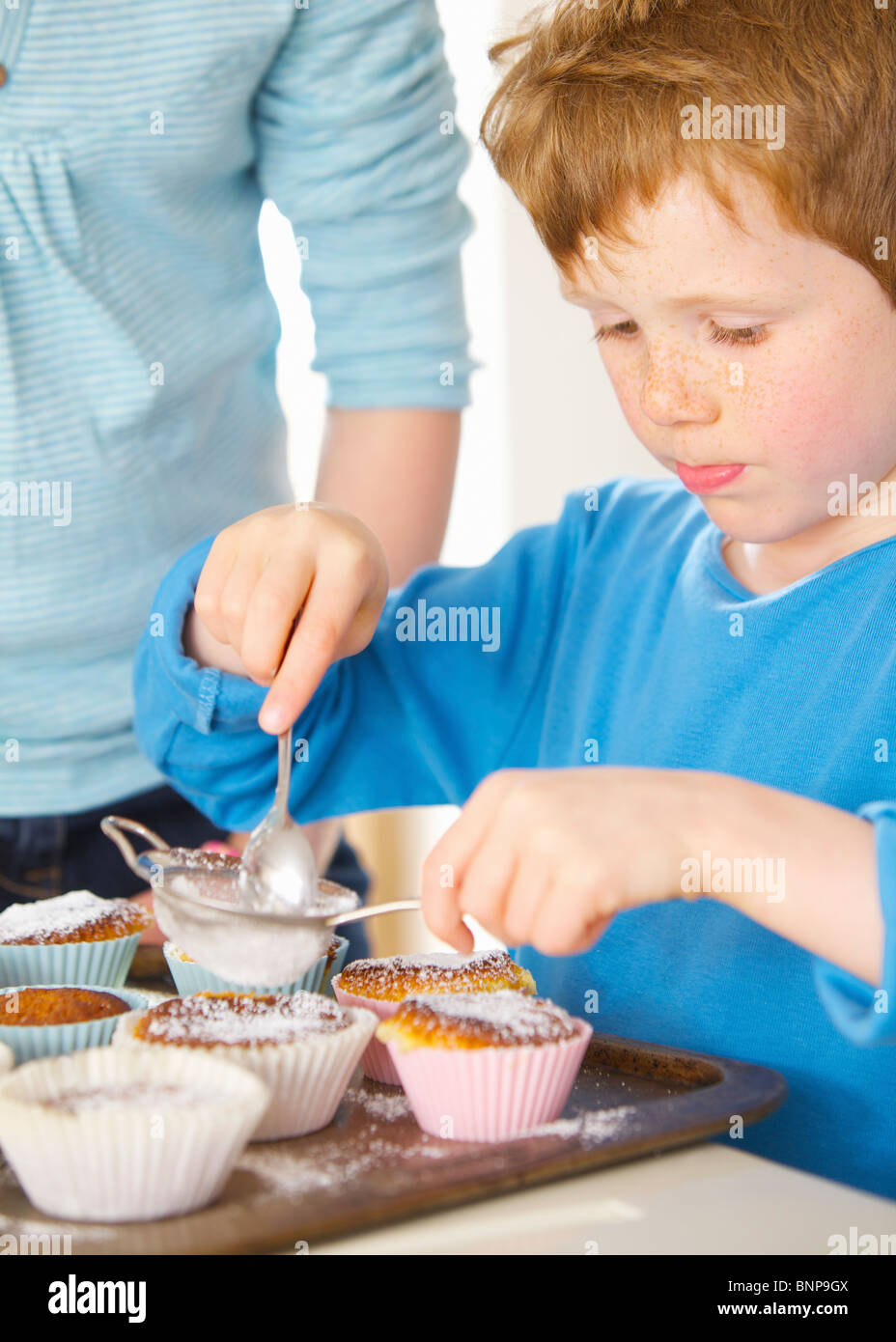 Icing sugar cake sieving hi-res stock photography and images - Alamy