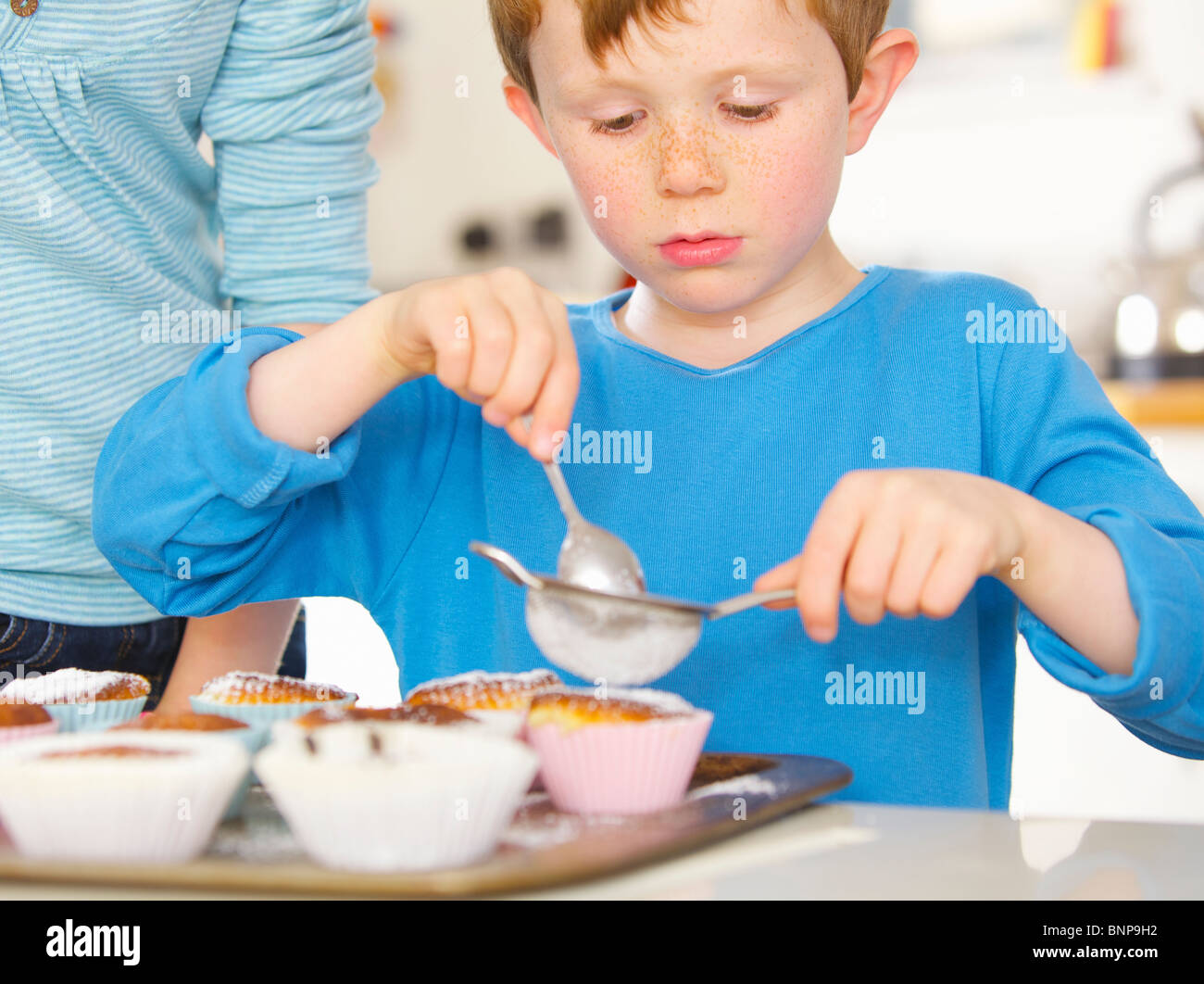 Icing sugar cake sieving hi-res stock photography and images - Alamy