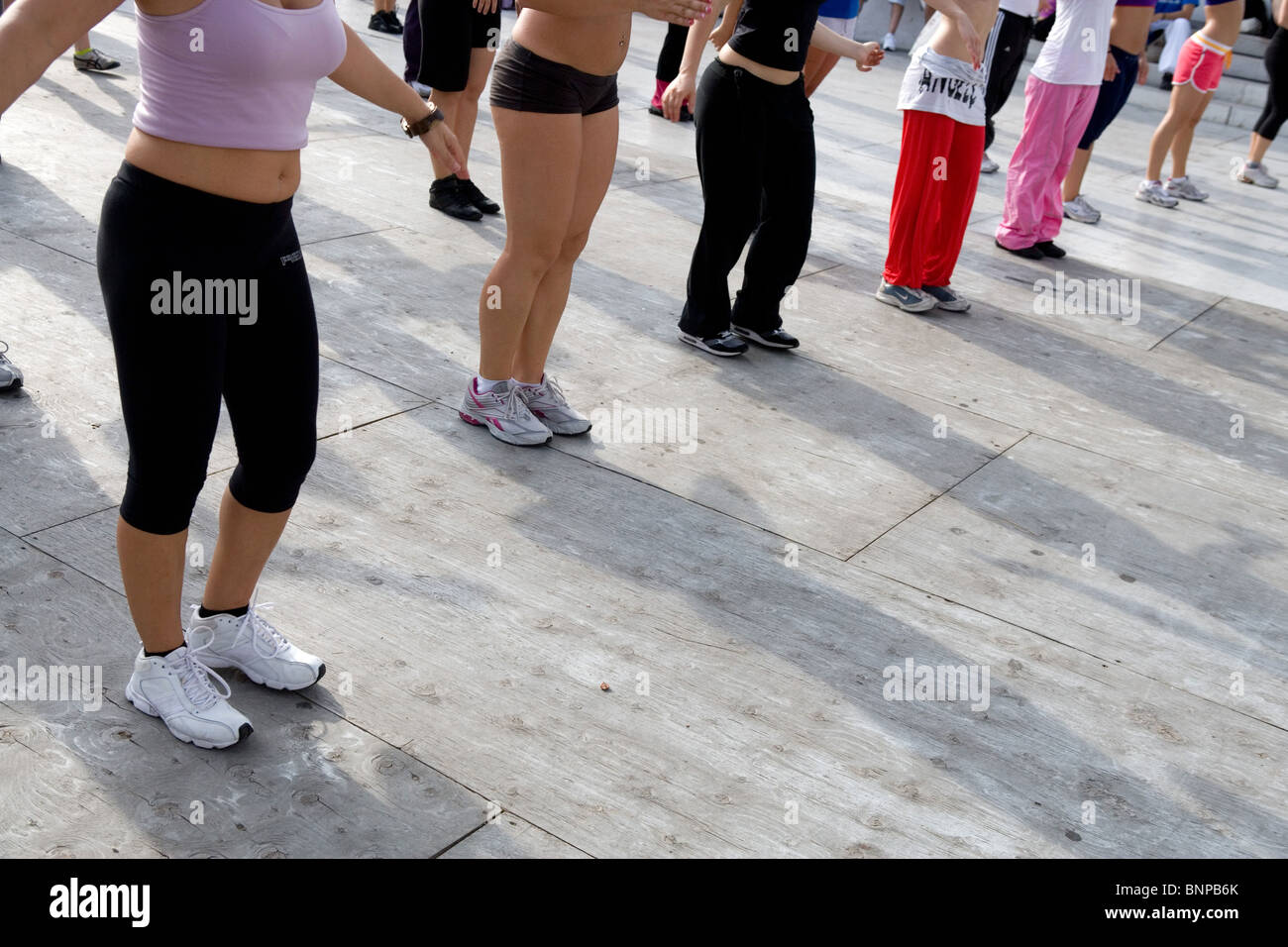 Outdoor open air fitness aerobics gym class ì Stock Photo - Alamy
