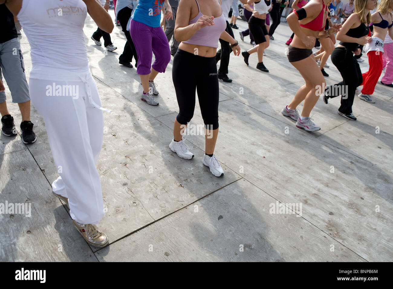 Outdoor open air fitness aerobics gym class Stock Photo - Alamy