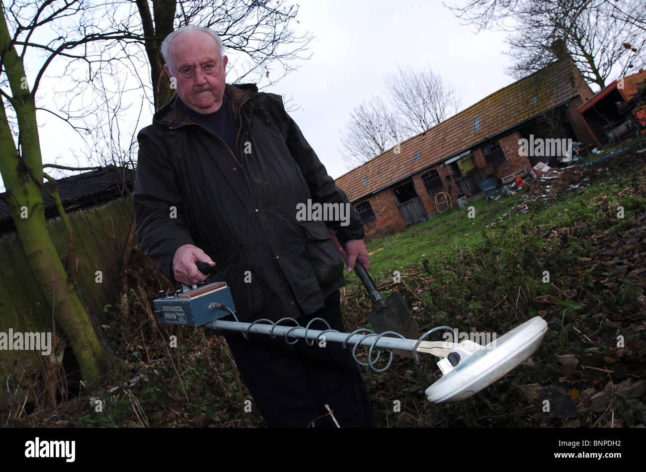 Man with metal detector hi-res stock photography and images - Alamy