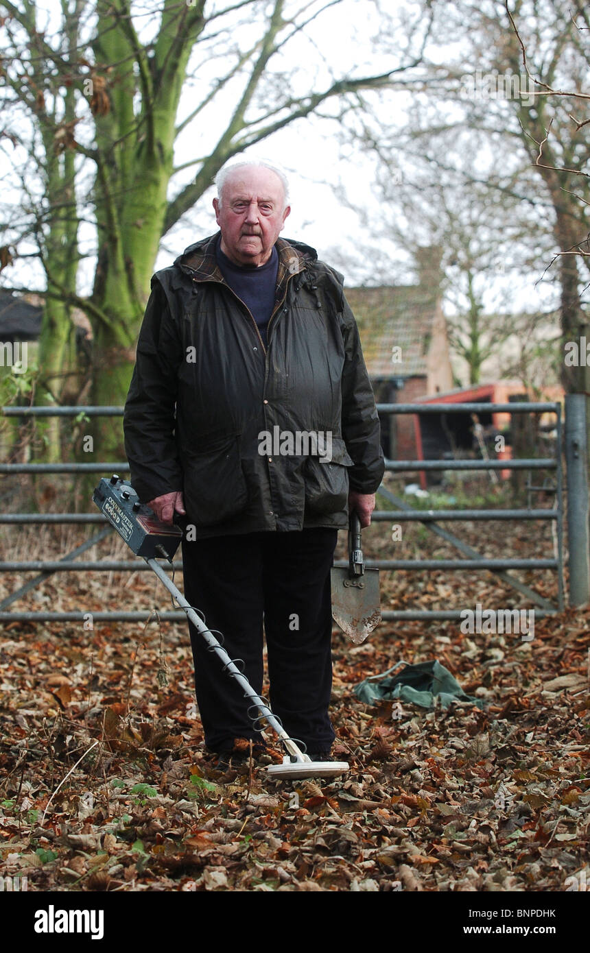 Metal detectorist gold hi-res stock photography and images - Alamy