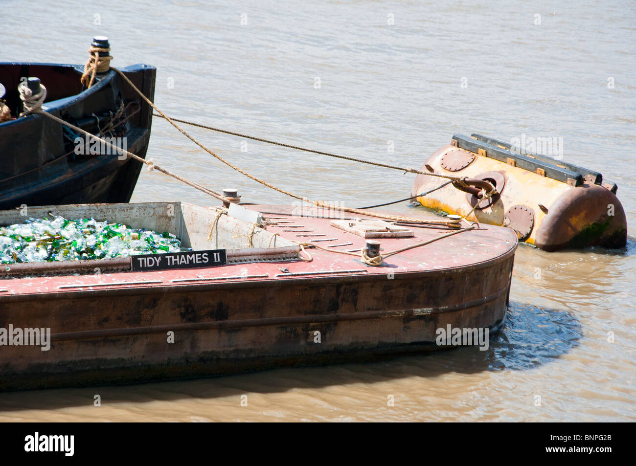 Waste barges on the thames hi-res stock photography and images - Alamy