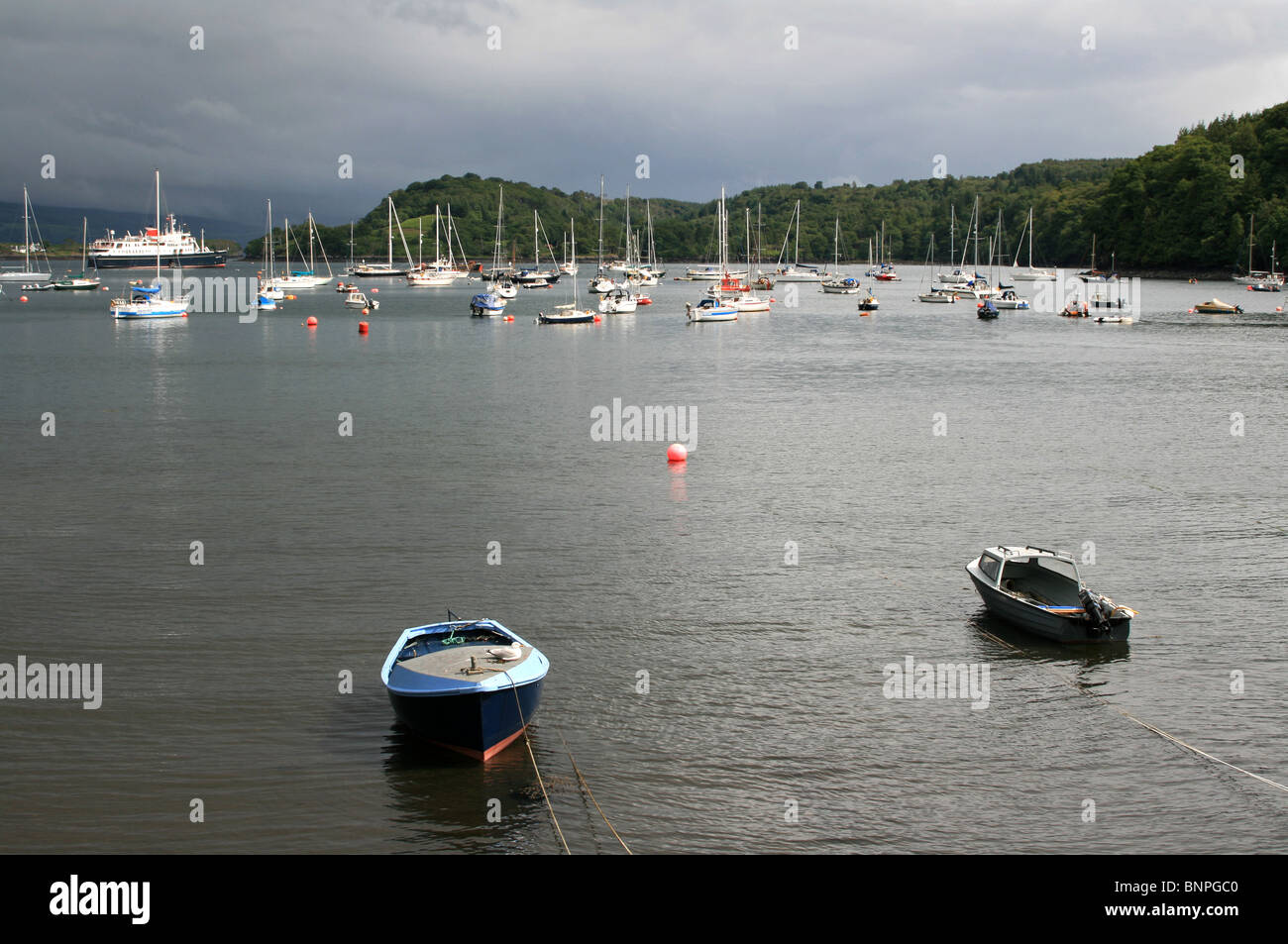 Boats in Tobermory bay on the Isle of Mull in Scotland Stock Photo - Alamy
