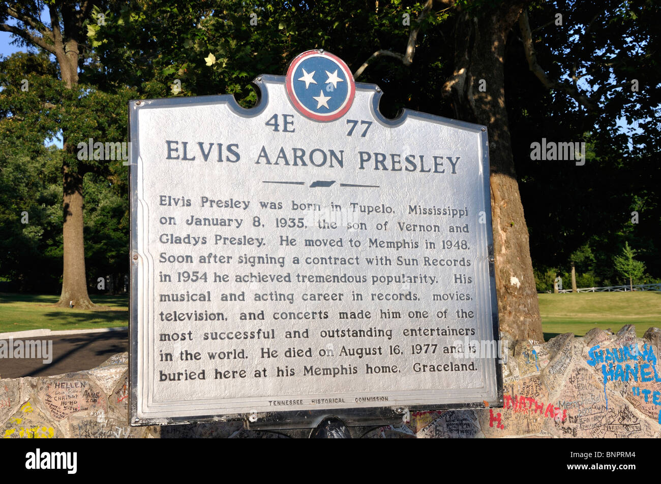 Memorial sign at Elvis Presley's house (Graceland) in Memphis ...