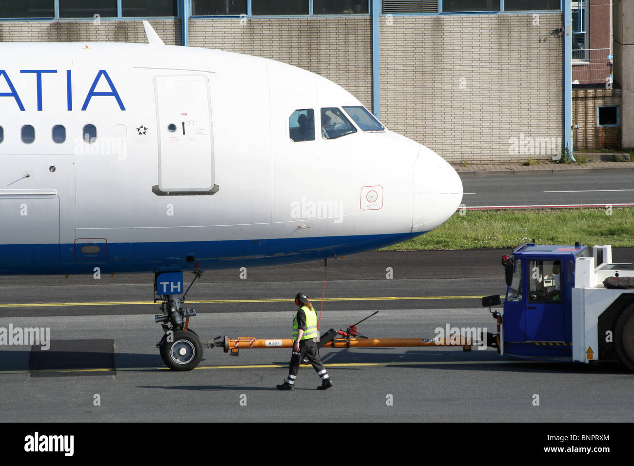 Towing aircraft hi-res stock photography and images - Alamy