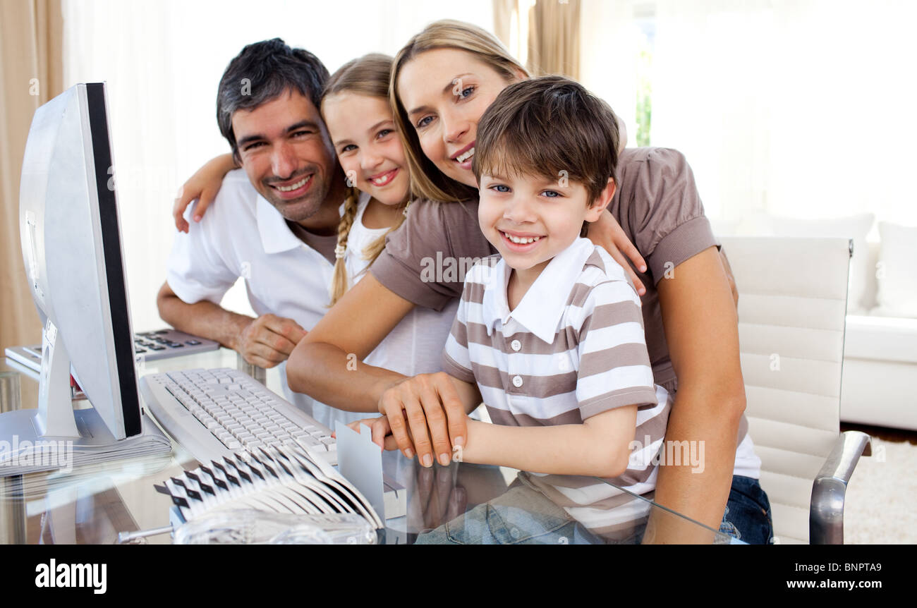 Portrait of a smiling family at a computer Stock Photo - Alamy
