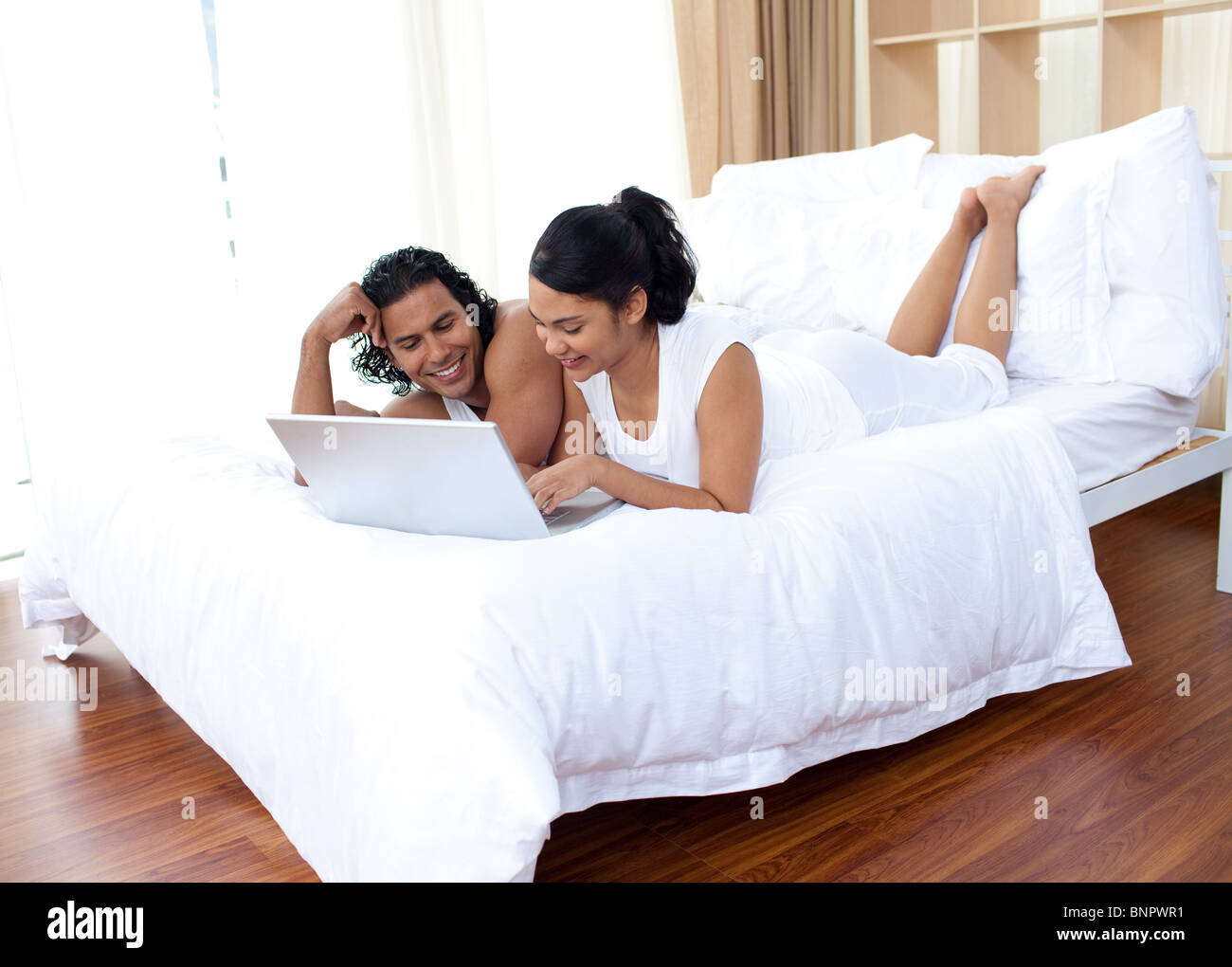 Couple shopping online Stock Photo - Alamy