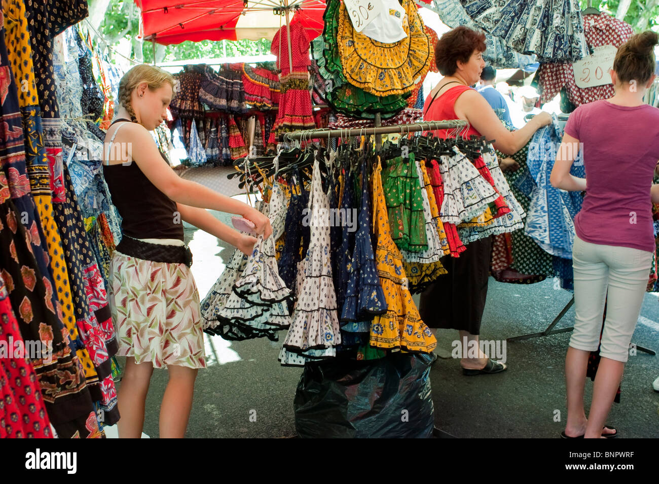 Teenagers shopping in clothes shop hi-res stock photography and images ...