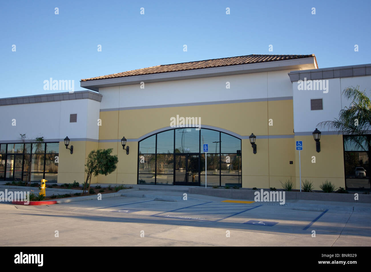 New Vacant Retail Building & Parking Spaces Stock Photo - Alamy
